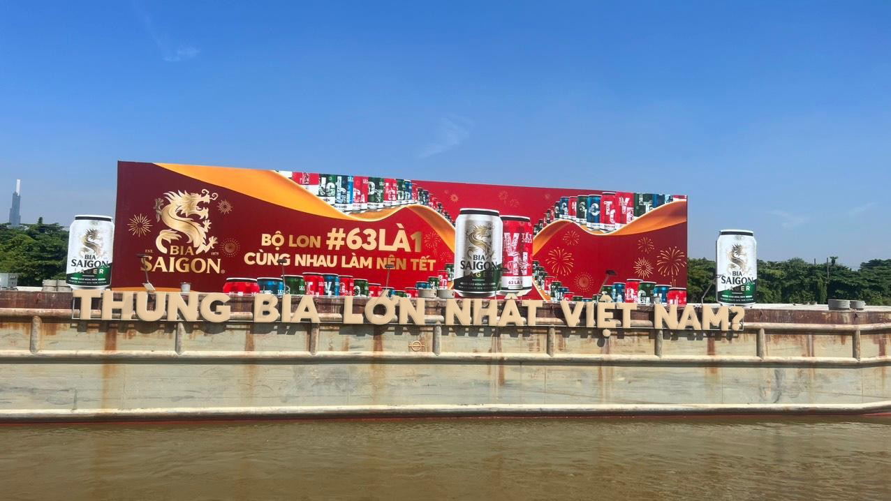 Bia Saigon chơi lớn thả trôi “thùng bia khủng nhất Việt Nam” trên sông ...